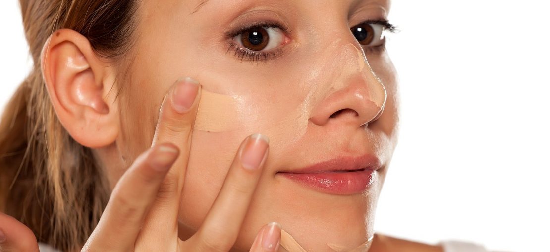 Saiba como escolher a base certa para o rosto com estas dicas