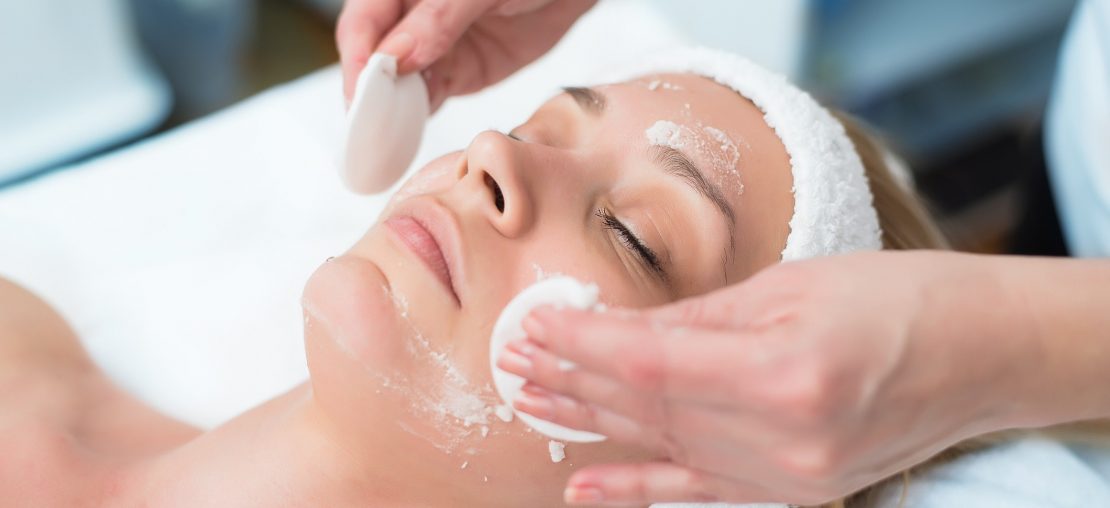 Descubra qual o melhor esfoliante facial para cada tipo de pele